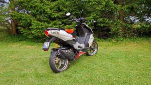 White Aprilia SR 2009 in Ukmerge, with an engine capacity of 49.00 L and mileage of 30 thousand km for 1650 €, photo 7 on AUTOMOTO.COM.LV