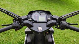 White Aprilia SR 2009 in Ukmerge, with an engine capacity of 49.00 L and mileage of 30 thousand km for 1650 €, photo 8 on AUTOMOTO.COM.LV