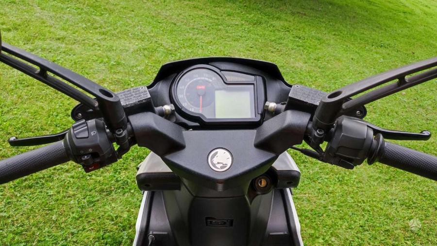 White Aprilia SR 2009 in Ukmerge, with an engine capacity of 49.00 L and mileage of 30 thousand km for 1650 €, photo 8 on AUTOMOTO.COM.LV