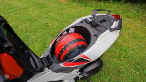 White Aprilia SR 2009 in Ukmerge, with an engine capacity of 49.00 L and mileage of 30 thousand km for 1650 €, photo 10 on AUTOMOTO.COM.LV