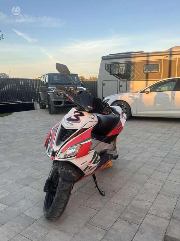 White Aprilia SR 2011 in Kaunas, with an engine capacity of 0.00 L and mileage of 12 thousand km for 900 €, photo 3 on AUTOMOTO.COM.LV