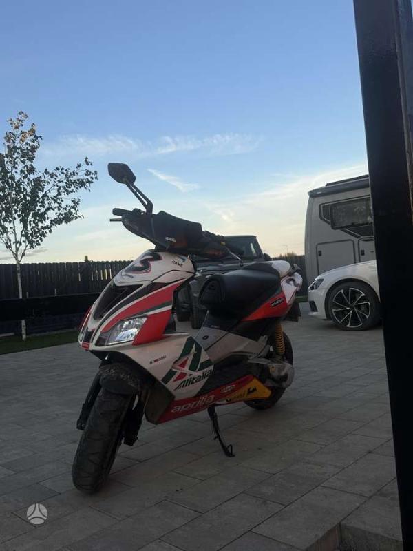 White Aprilia SR 2011 in Kaunas, with an engine capacity of 0.00 L and mileage of 12 thousand km for 900 €, photo 4 on AUTOMOTO.COM.LV