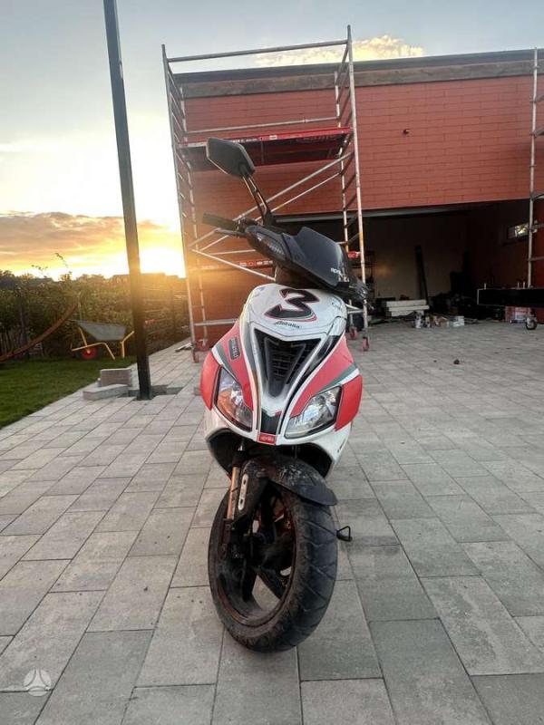 White Aprilia SR 2011 in Kaunas, with an engine capacity of 0.00 L and mileage of 12 thousand km for 900 €, photo 6 on AUTOMOTO.COM.LV
