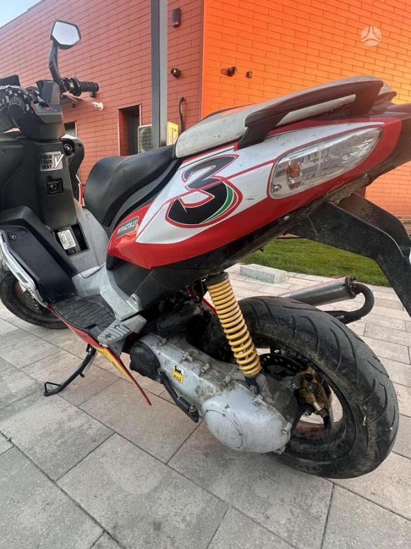 White Aprilia SR 2011 in Kaunas, with an engine capacity of 0.00 L and mileage of 12 thousand km for 900 €, photo 9 on AUTOMOTO.COM.LV