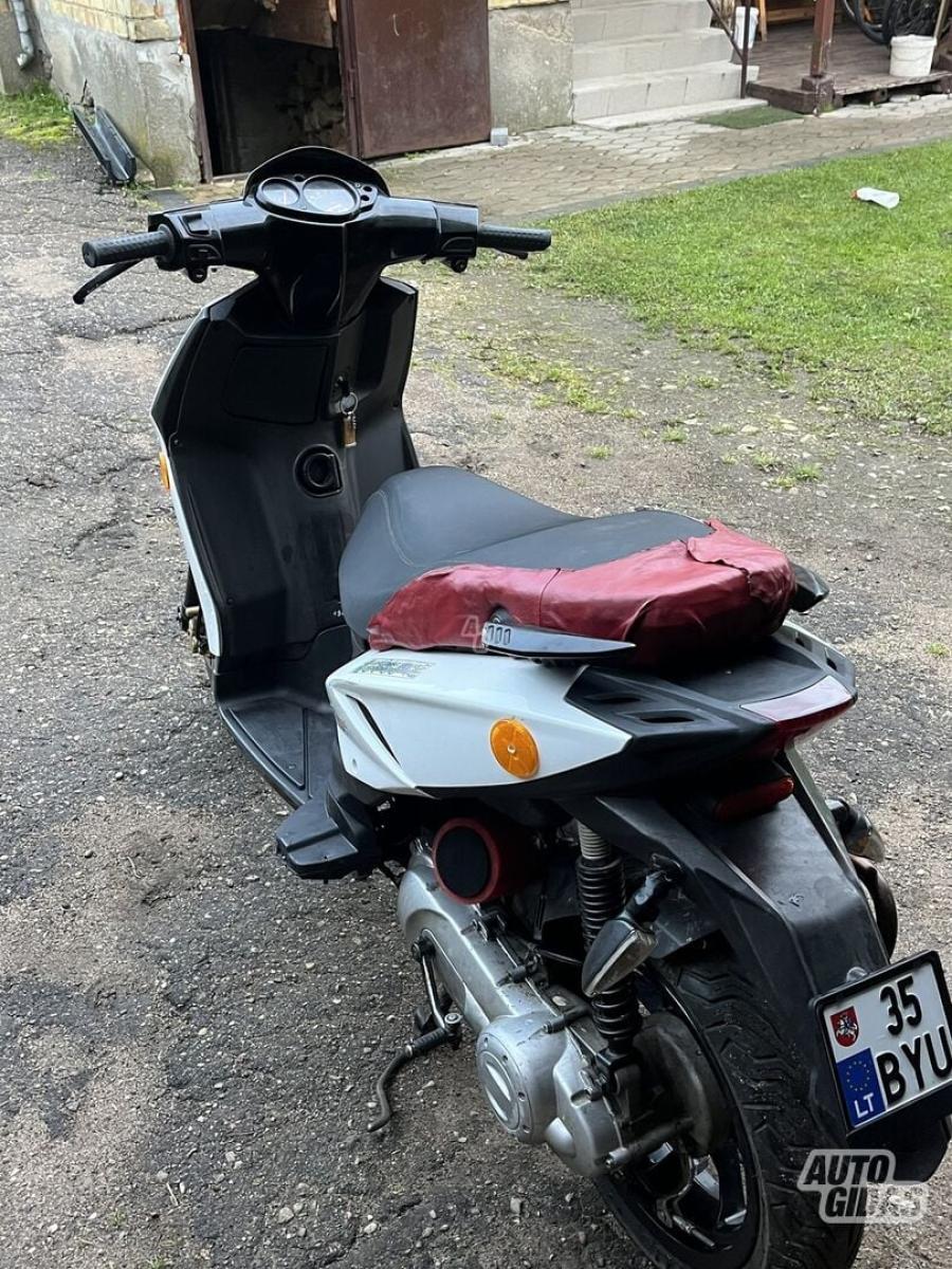 White Aprilia SR 2012 in Vilnius, with an engine capacity of 0.05 L and mileage of 0 thousand km for 850 €, photo 8 on AUTOMOTO.COM.LV