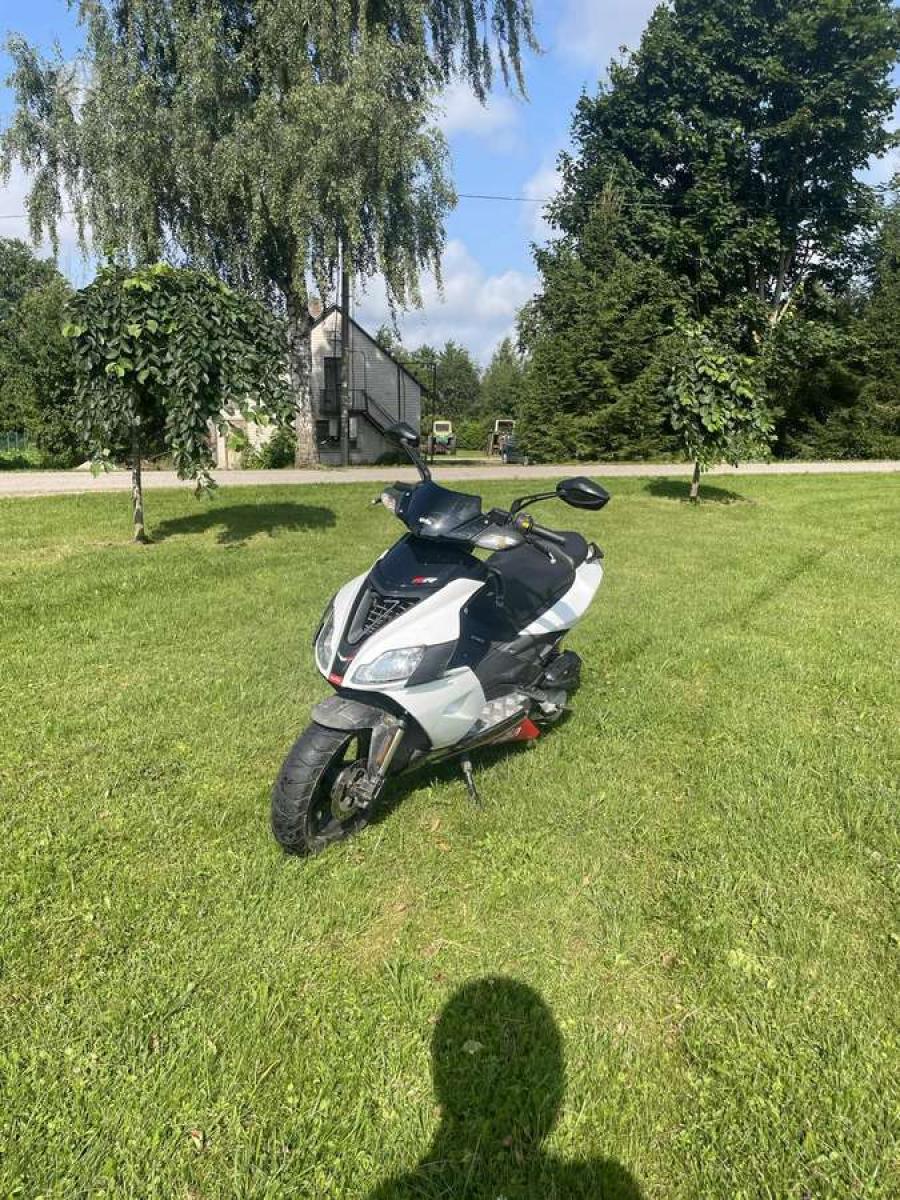 White Aprilia SR 2013 in Sakiai, with an engine capacity of 49.00 L and mileage of 39 thousand km for 1200 €, photo 1 on AUTOMOTO.COM.LV