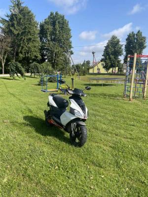 White Aprilia SR 2013 in Sakiai, with an engine capacity of 49.00 L and mileage of 39 thousand km for 1200 €, photo 3 on AUTOMOTO.COM.LV