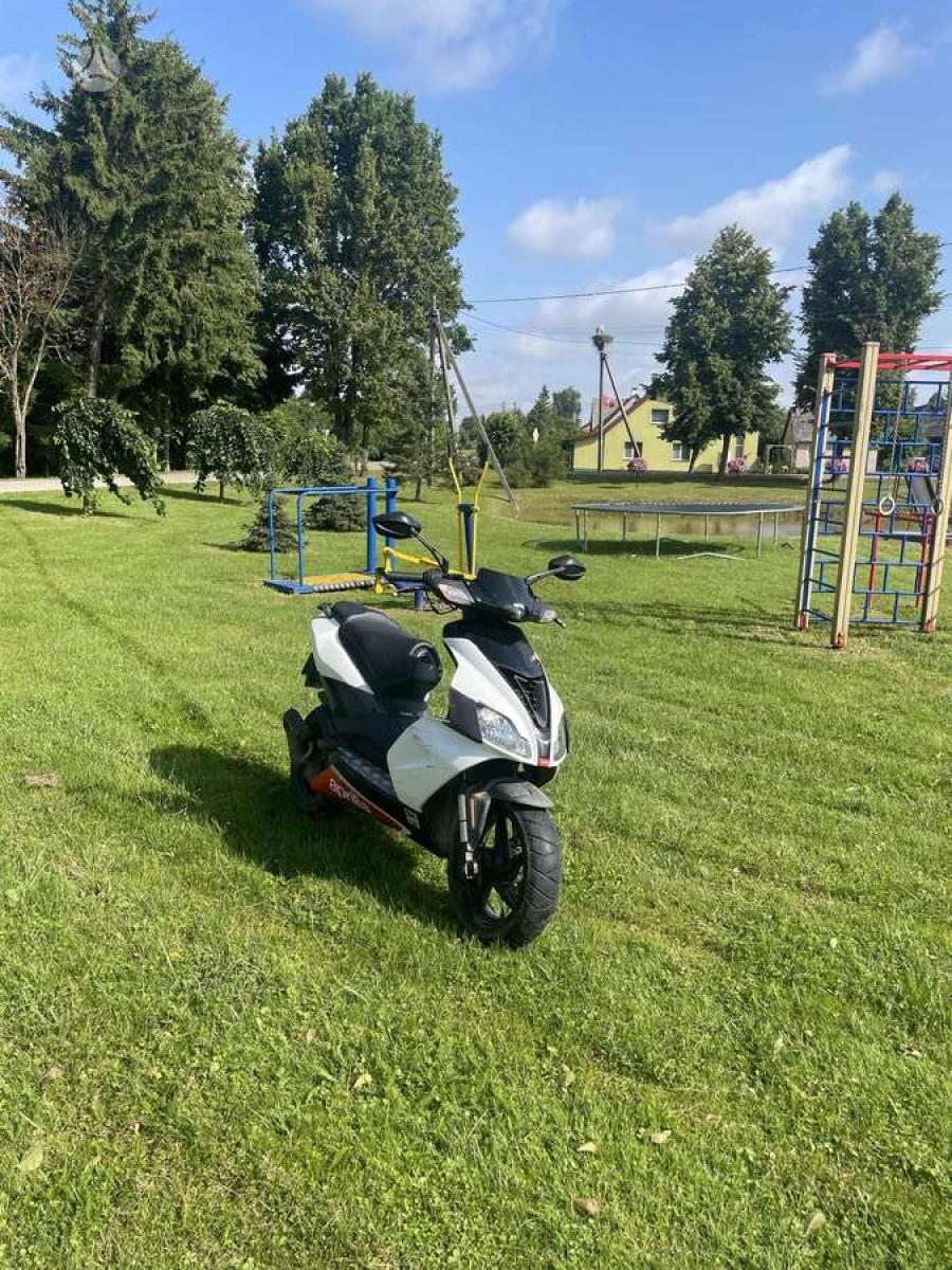 White Aprilia SR 2013 in Sakiai, with an engine capacity of 49.00 L and mileage of 39 thousand km for 1200 €, photo 3 on AUTOMOTO.COM.LV