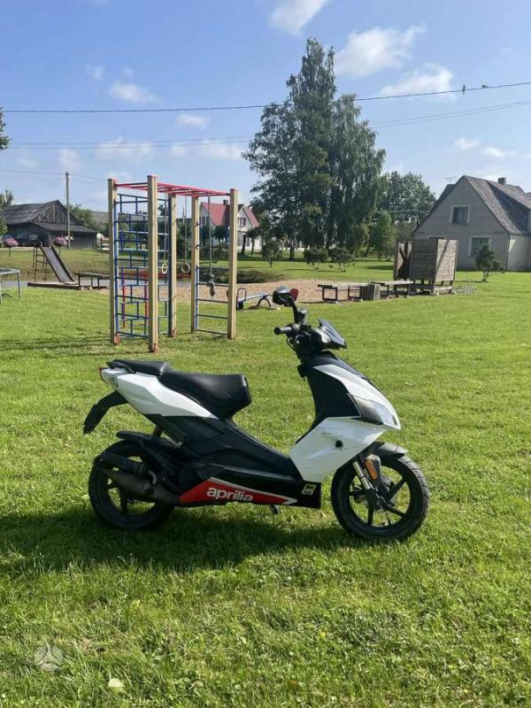 White Aprilia SR 2013 in Sakiai, with an engine capacity of 49.00 L and mileage of 39 thousand km for 1200 €, photo 3 on AUTOMOTO.COM.LV
