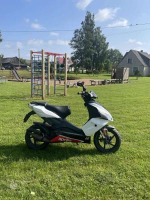White Aprilia SR 2013 in Sakiai, with an engine capacity of 49.00 L and mileage of 39 thousand km for 1200 €, photo 4 on AUTOMOTO.COM.LV