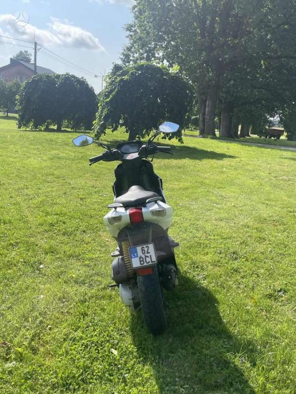 White Aprilia SR 2013 in Sakiai, with an engine capacity of 49.00 L and mileage of 39 thousand km for 1200 €, photo 4 on AUTOMOTO.COM.LV