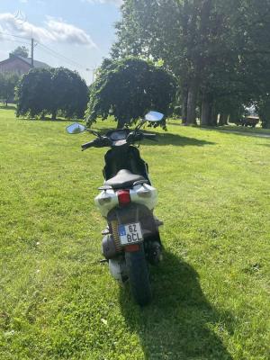 White Aprilia SR 2013 in Sakiai, with an engine capacity of 49.00 L and mileage of 39 thousand km for 1200 €, photo 5 on AUTOMOTO.COM.LV