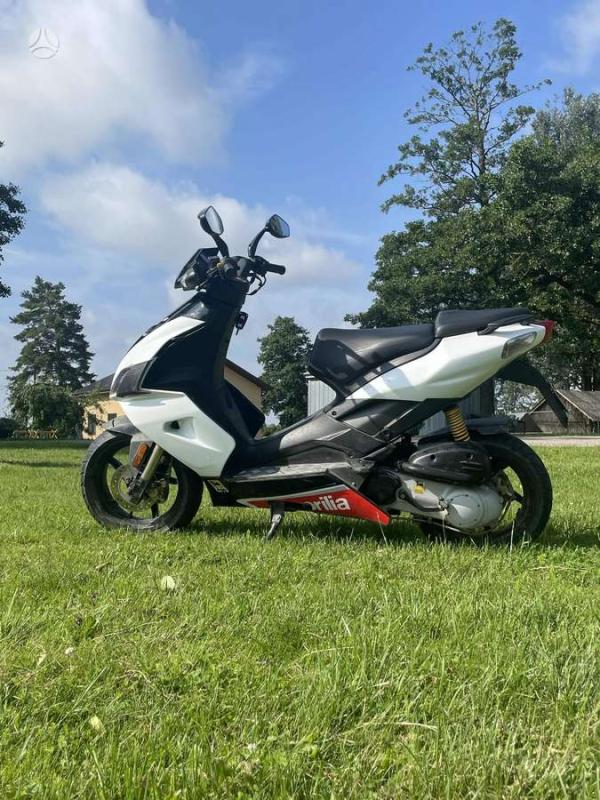 White Aprilia SR 2013 in Sakiai, with an engine capacity of 49.00 L and mileage of 39 thousand km for 1200 €, photo 5 on AUTOMOTO.COM.LV
