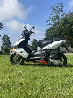White Aprilia SR 2013 in Sakiai, with an engine capacity of 49.00 L and mileage of 39 thousand km for 1200 €, photo 6 on AUTOMOTO.COM.LV