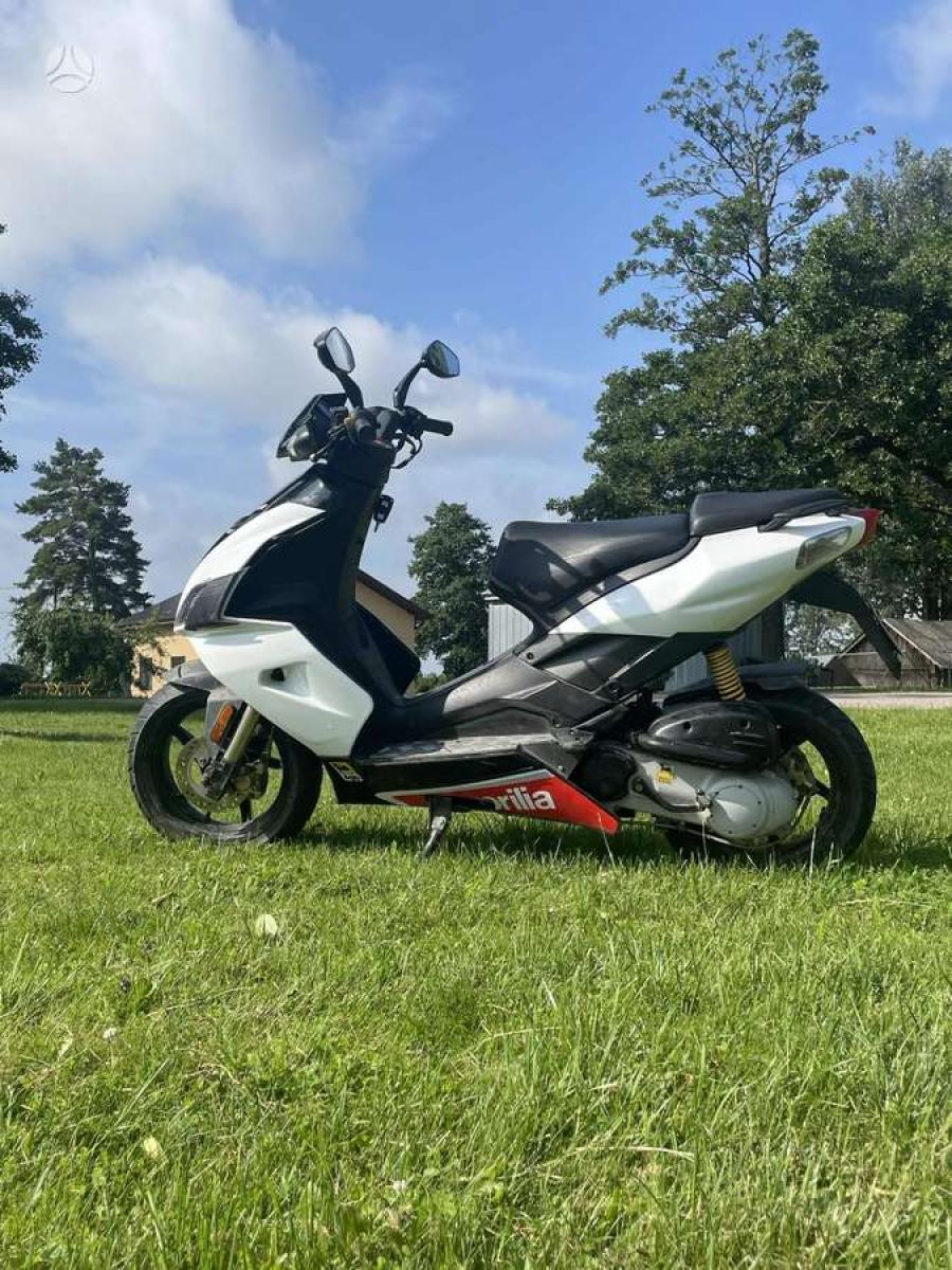 White Aprilia SR 2013 in Sakiai, with an engine capacity of 49.00 L and mileage of 39 thousand km for 1200 €, photo 6 on AUTOMOTO.COM.LV
