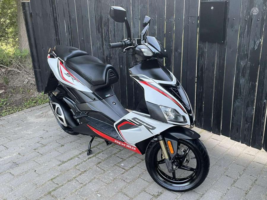 White Aprilia SR 2015 in Prienai, with an engine capacity of 0.00 L and mileage of 18 thousand km for 1790 €, photo 1 on AUTOMOTO.COM.LV