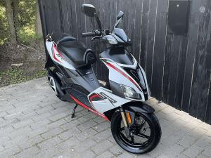 White Aprilia SR 2015 in Prienai, with an engine capacity of 0.00 L and mileage of 18 thousand km for 1790 €, photo 3 on AUTOMOTO.COM.LV
