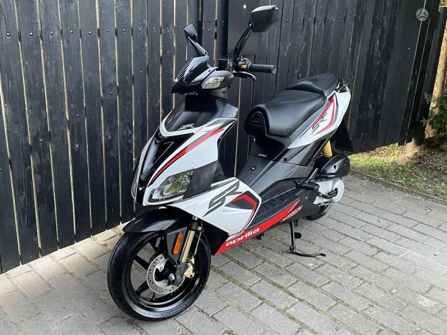 White Aprilia SR 2015 in Prienai, with an engine capacity of 0.00 L and mileage of 18 thousand km for 1790 €, photo 4 on AUTOMOTO.COM.LV