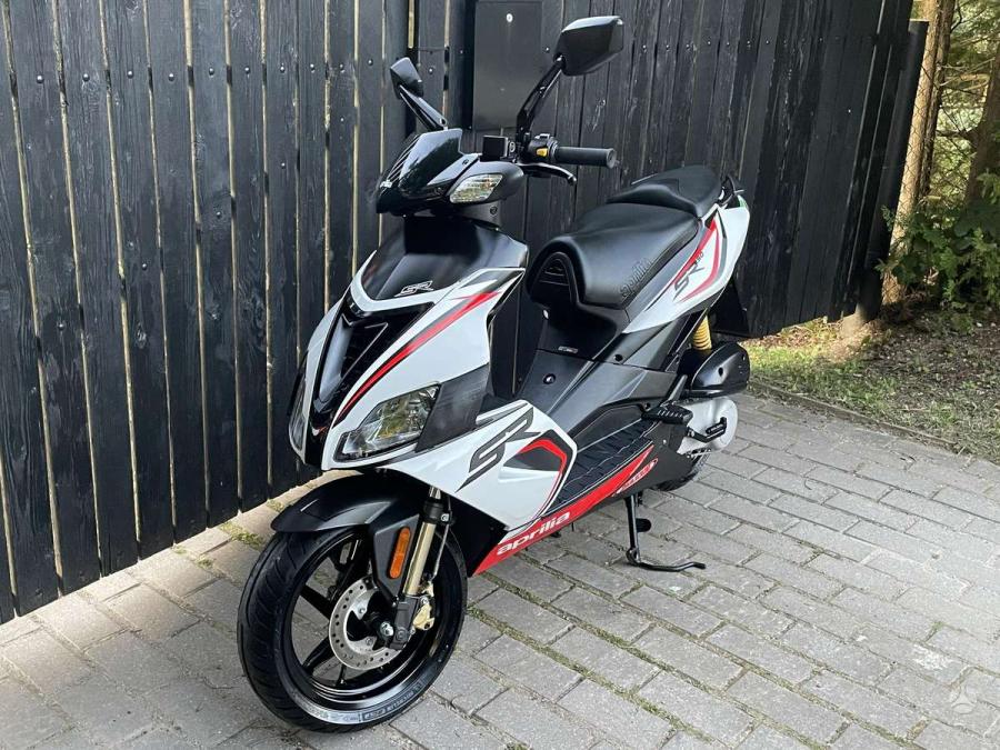 White Aprilia SR 2015 in Prienai, with an engine capacity of 0.00 L and mileage of 18 thousand km for 1790 €, photo 5 on AUTOMOTO.COM.LV