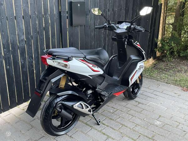 Balts Aprilia SR 2015 Prienai, ar dzinēja tilpumu 0.00 L un nobraukumu 18 tūkst. km par 1790 €, foto 6 vietnē AUTOMOTO.COM.LV