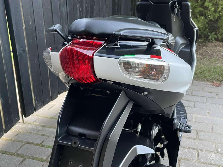 White Aprilia SR 2015 in Prienai, with an engine capacity of 0.00 L and mileage of 18 thousand km for 1790 €, photo 15 on AUTOMOTO.COM.LV