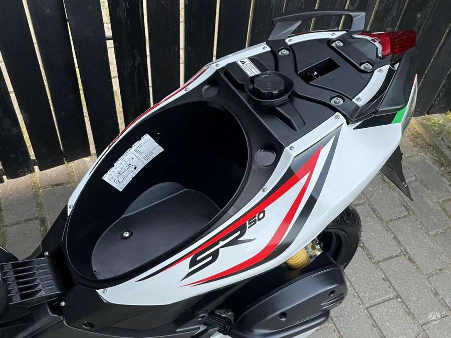 White Aprilia SR 2015 in Prienai, with an engine capacity of 0.00 L and mileage of 18 thousand km for 1790 €, photo 17 on AUTOMOTO.COM.LV