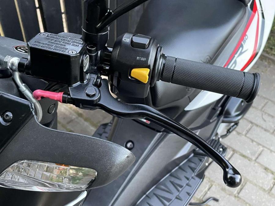 White Aprilia SR 2015 in Prienai, with an engine capacity of 0.00 L and mileage of 18 thousand km for 1790 €, photo 21 on AUTOMOTO.COM.LV