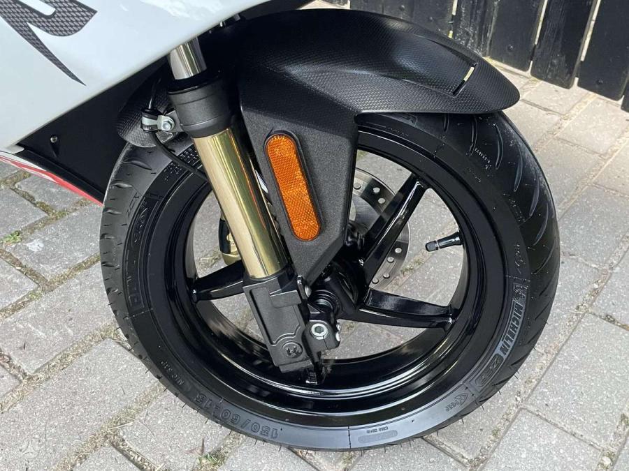 White Aprilia SR 2015 in Prienai, with an engine capacity of 0.00 L and mileage of 18 thousand km for 1790 €, photo 23 on AUTOMOTO.COM.LV