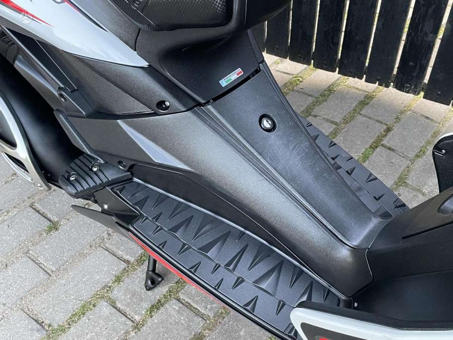 White Aprilia SR 2015 in Prienai, with an engine capacity of 0.00 L and mileage of 18 thousand km for 1790 €, photo 28 on AUTOMOTO.COM.LV