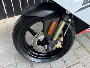 White Aprilia SR 2015 in Prienai, with an engine capacity of 0.00 L and mileage of 18 thousand km for 1790 €, photo 37 on AUTOMOTO.COM.LV