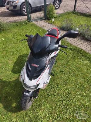 White Aprilia SR 2015 in Kretinga, with an engine capacity of 0.05 L and mileage of 17 thousand km for 1000 €, photo 4 on AUTOMOTO.COM.LV
