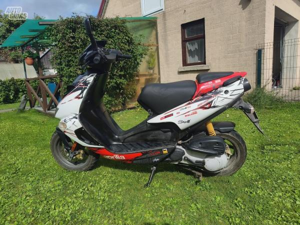 White Aprilia SR 2015 in Kretinga, with an engine capacity of 0.05 L and mileage of 17 thousand km for 1000 €, photo 6 on AUTOMOTO.COM.LV