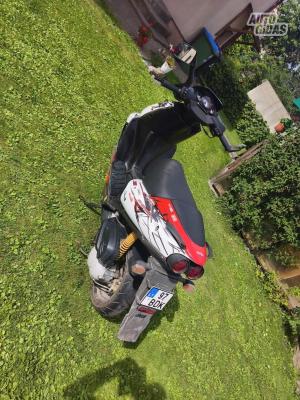 White Aprilia SR 2015 in Kretinga, with an engine capacity of 0.05 L and mileage of 17 thousand km for 1000 €, photo 8 on AUTOMOTO.COM.LV