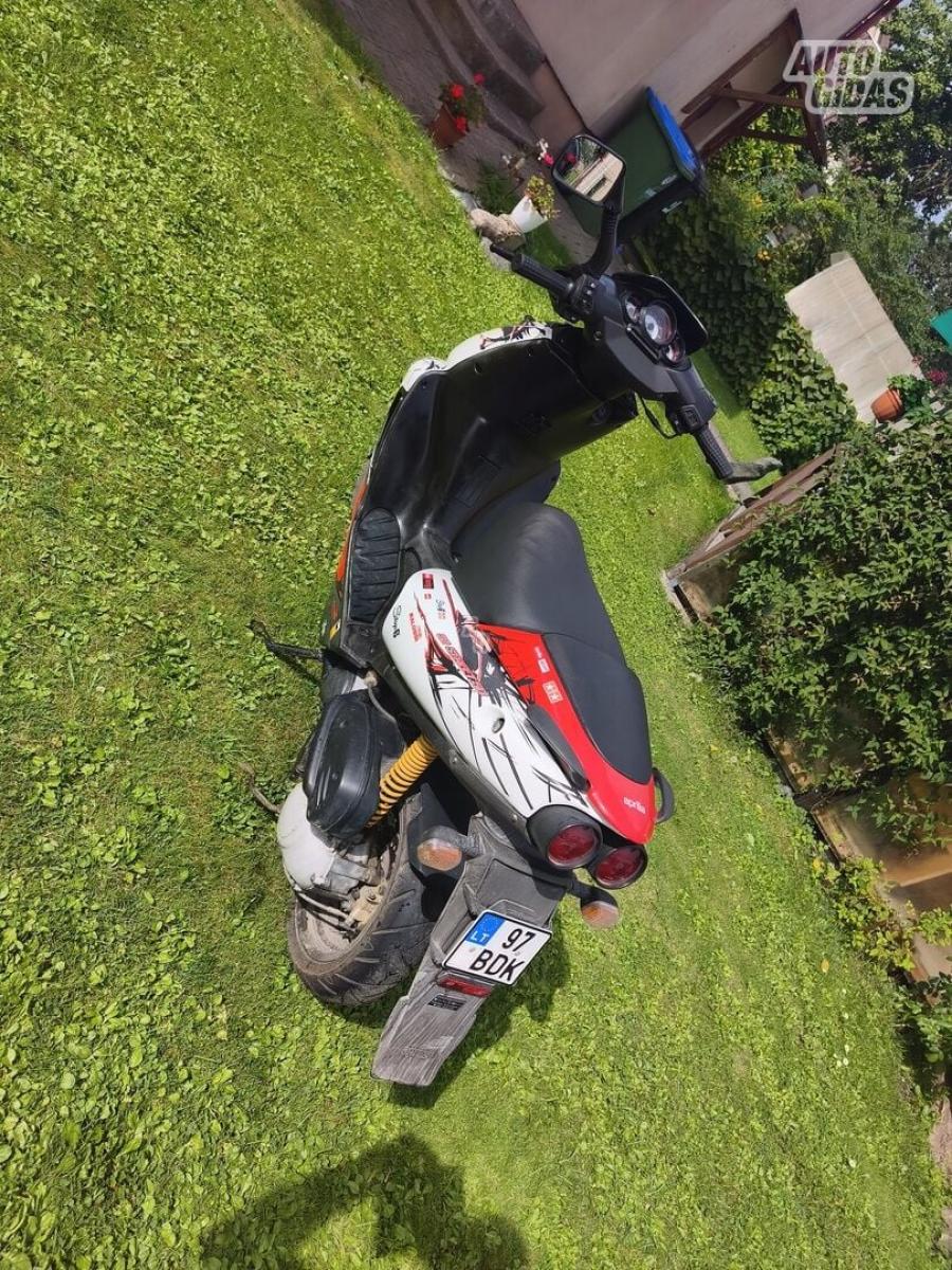 White Aprilia SR 2015 in Kretinga, with an engine capacity of 0.05 L and mileage of 17 thousand km for 1000 €, photo 8 on AUTOMOTO.COM.LV