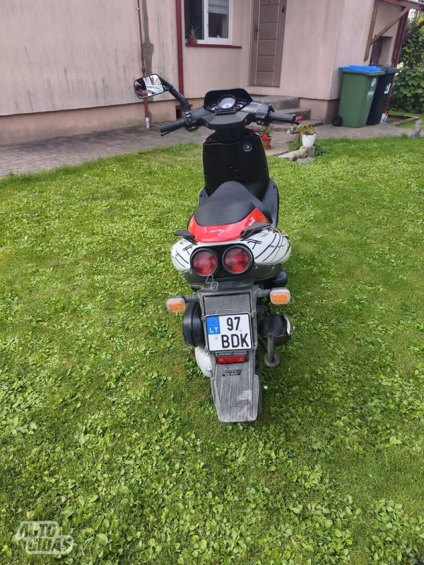 White Aprilia SR 2015 in Kretinga, with an engine capacity of 0.05 L and mileage of 17 thousand km for 1000 €, photo 8 on AUTOMOTO.COM.LV