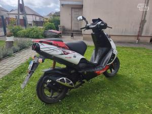 White Aprilia SR 2015 in Kretinga, with an engine capacity of 0.05 L and mileage of 17 thousand km for 1000 €, photo 10 on AUTOMOTO.COM.LV
