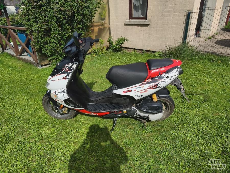 White Aprilia SR 2015 in Kretinga, with an engine capacity of 0.05 L and mileage of 17 thousand km for 1000 €, photo 13 on AUTOMOTO.COM.LV