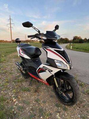 White Aprilia SR 2015 in Siauliai, with an engine capacity of 49.00 L and mileage of 19 thousand km for 1650 €, photo 3 on AUTOMOTO.COM.LV