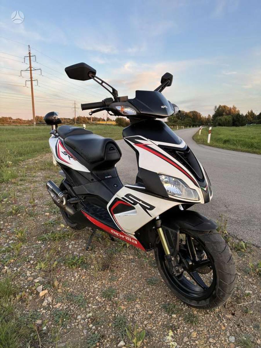 White Aprilia SR 2015 in Siauliai, with an engine capacity of 49.00 L and mileage of 19 thousand km for 1650 €, photo 3 on AUTOMOTO.COM.LV