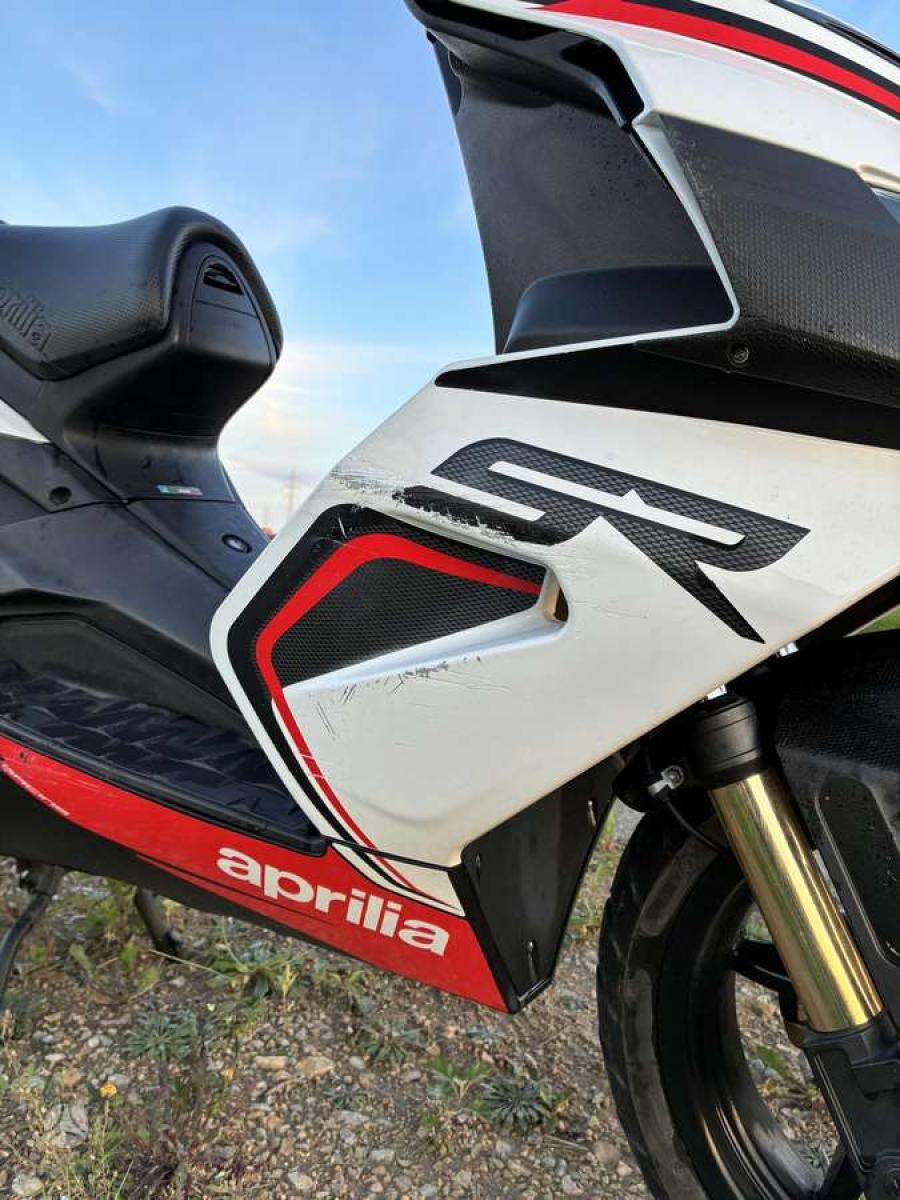 White Aprilia SR 2015 in Siauliai, with an engine capacity of 49.00 L and mileage of 19 thousand km for 1650 €, photo 4 on AUTOMOTO.COM.LV