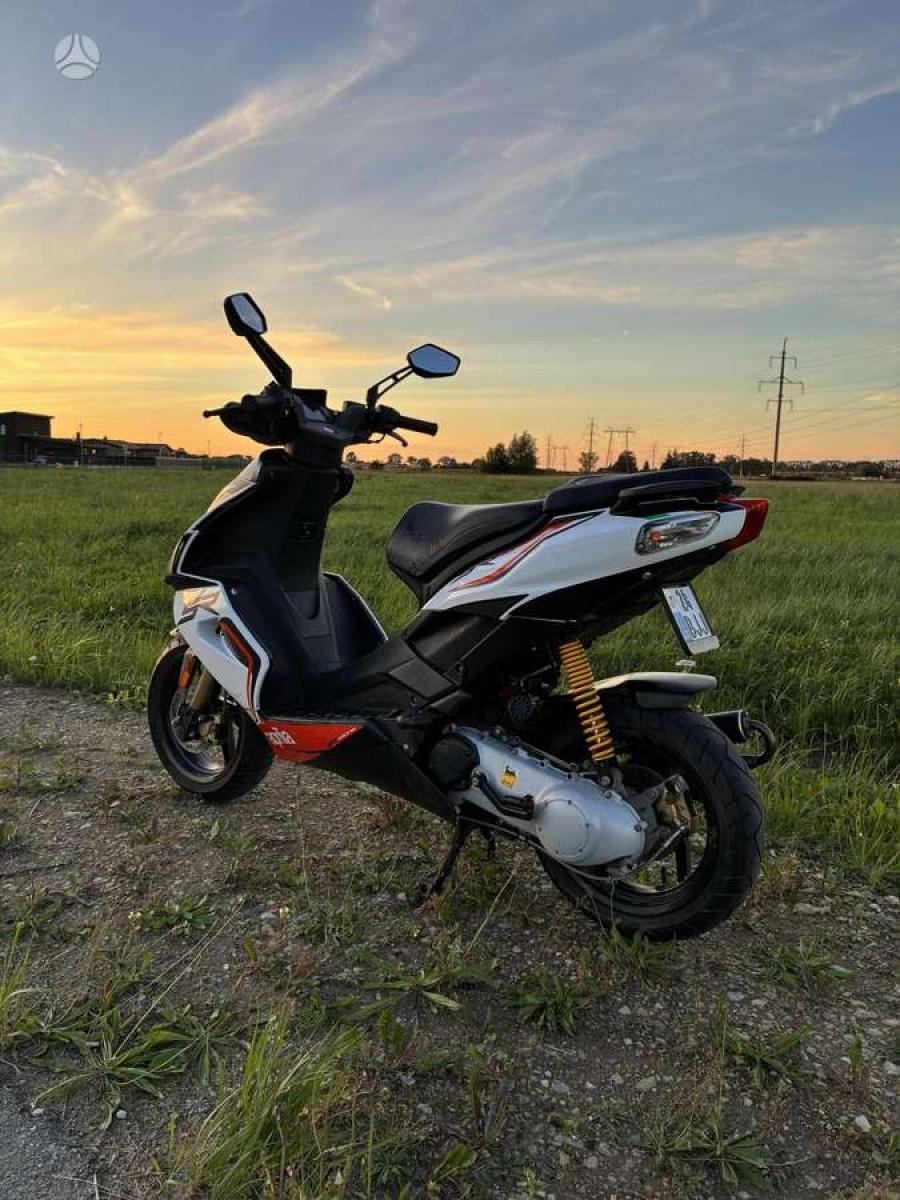 White Aprilia SR 2015 in Siauliai, with an engine capacity of 49.00 L and mileage of 19 thousand km for 1650 €, photo 5 on AUTOMOTO.COM.LV