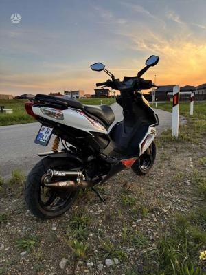 White Aprilia SR 2015 in Siauliai, with an engine capacity of 49.00 L and mileage of 19 thousand km for 1650 €, photo 8 on AUTOMOTO.COM.LV