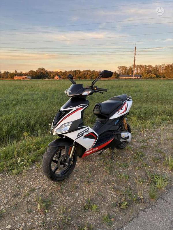 Balts Aprilia SR 2015 Šauļi, ar dzinēja tilpumu 49.00 L un nobraukumu 19 tūkst. km par 1650 €, foto 1 vietnē AUTOMOTO.COM.LV