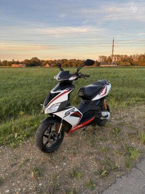 White Aprilia SR 2015 in Siauliai, with an engine capacity of 49.00 L and mileage of 19 thousand km for 1650 €, photo  on AUTOMOTO.COM.LV