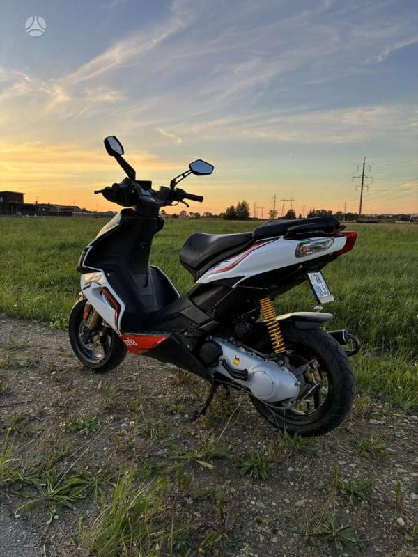 Balts Aprilia SR 2015 Šauļi, ar dzinēja tilpumu 49.00 L un nobraukumu 19 tūkst. km par 1650 €, foto 5 vietnē AUTOMOTO.COM.LV