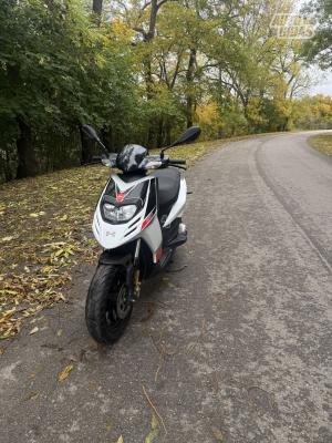 Balts Aprilia SR 2015 Vilkaviškis, ar dzinēja tilpumu 0.05 L un nobraukumu 7 tūkst. km par 1450 €, foto  vietnē AUTOMOTO.COM.LV