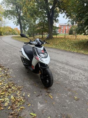 White Aprilia SR 2015 in Vilkaviskis, with an engine capacity of 0.05 L and mileage of 7 thousand km for 1450 €, photo 3 on AUTOMOTO.COM.LV