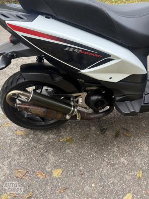 White Aprilia SR 2015 in Vilkaviskis, with an engine capacity of 0.05 L and mileage of 7 thousand km for 1450 €, photo 4 on AUTOMOTO.COM.LV