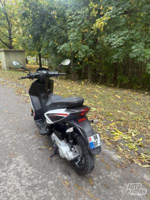 White Aprilia SR 2015 in Vilkaviskis, with an engine capacity of 0.05 L and mileage of 7 thousand km for 1450 €, photo 6 on AUTOMOTO.COM.LV