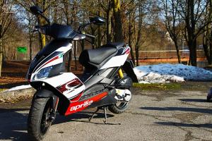 Balts Aprilia SR 2017 Pakruojis, ar dzinēja tilpumu 0.05 L un nobraukumu 9 tūkst. km par 1800 €, foto  vietnē AUTOMOTO.COM.LV